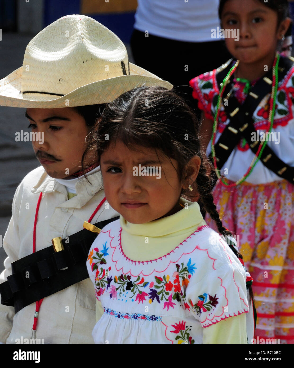 Mexico girls in traditional costume hi-res stock photography and images ...