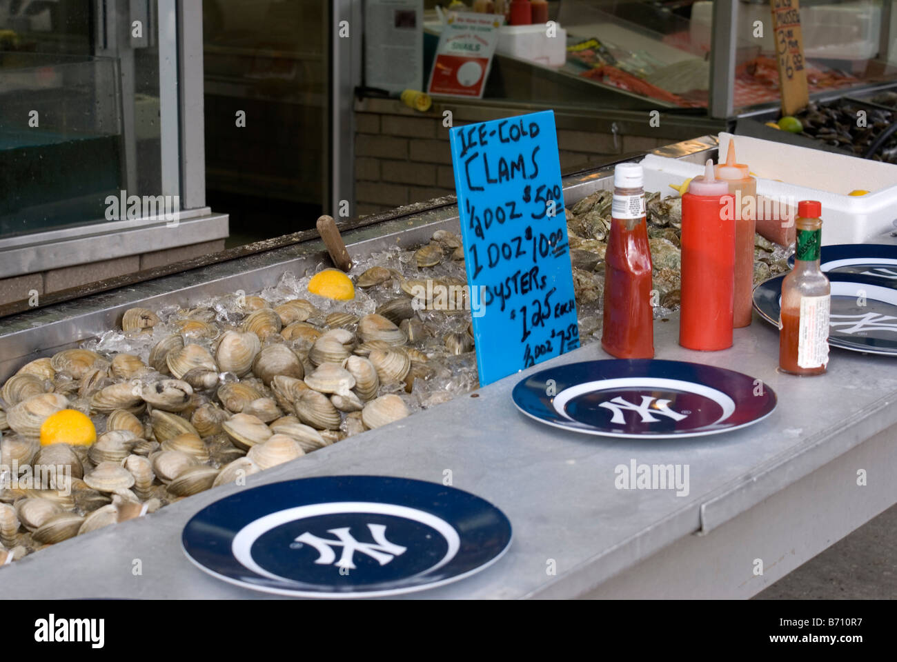 outdoor clam and oyster stand, Bronx, New York, USA Stock Photo - Alamy