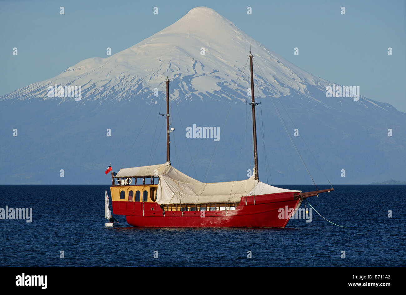 Volcano front view hi-res stock photography and images - Alamy