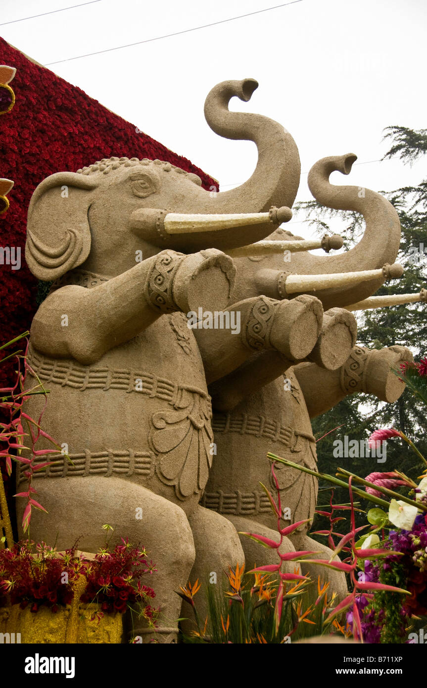 Parade float making hi-res stock photography and images - Alamy