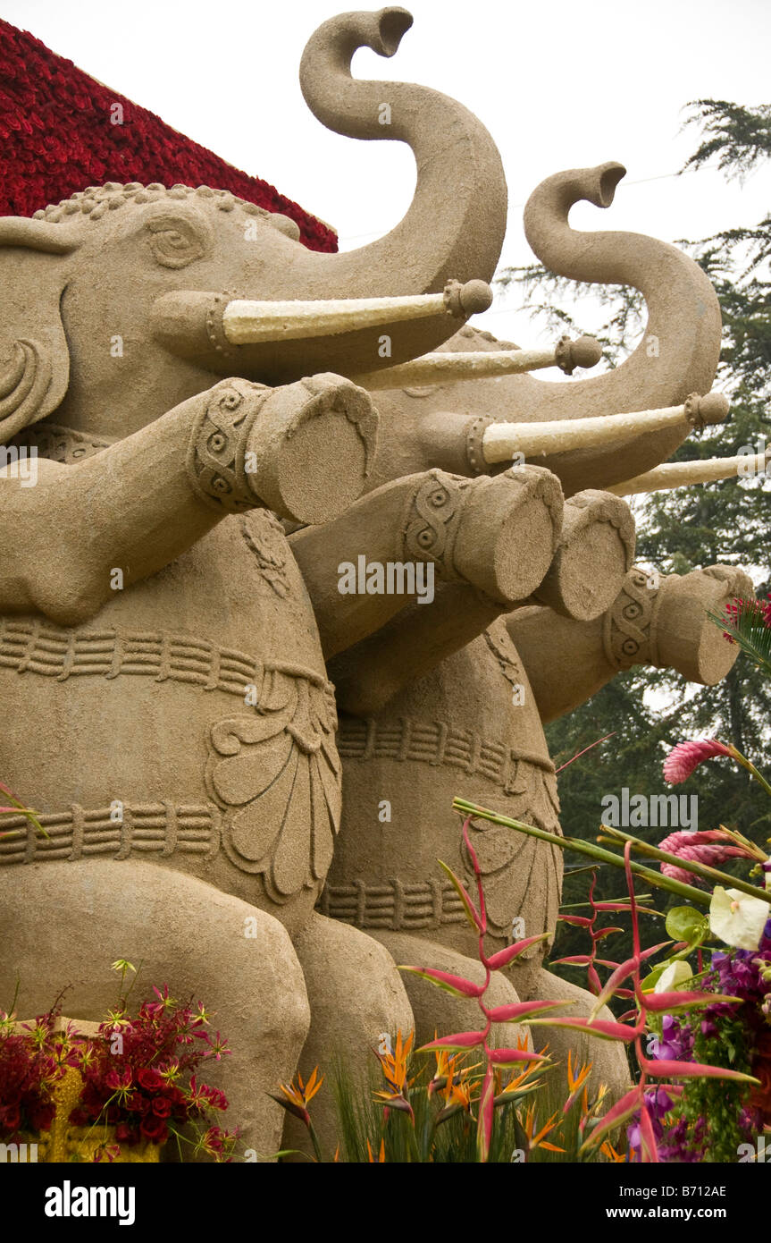 Parade float making hi-res stock photography and images - Alamy