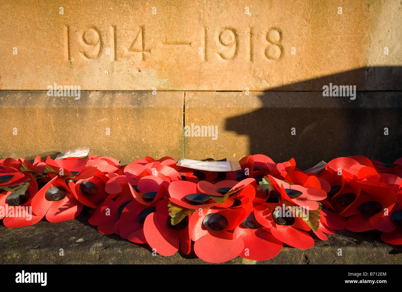Poppy wreath laid at a war memorial Stock Photo - Alamy