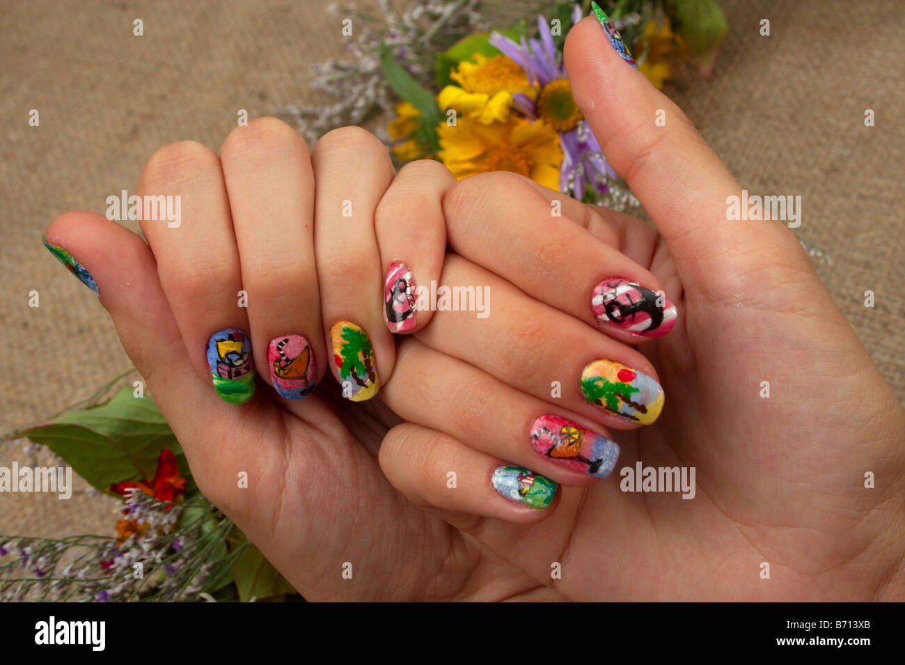 Drawing on nails of unusual figures gives to the woman originality ...