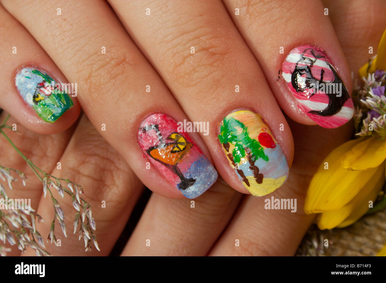 Drawing on nails of unusual figures gives to the woman originality ...