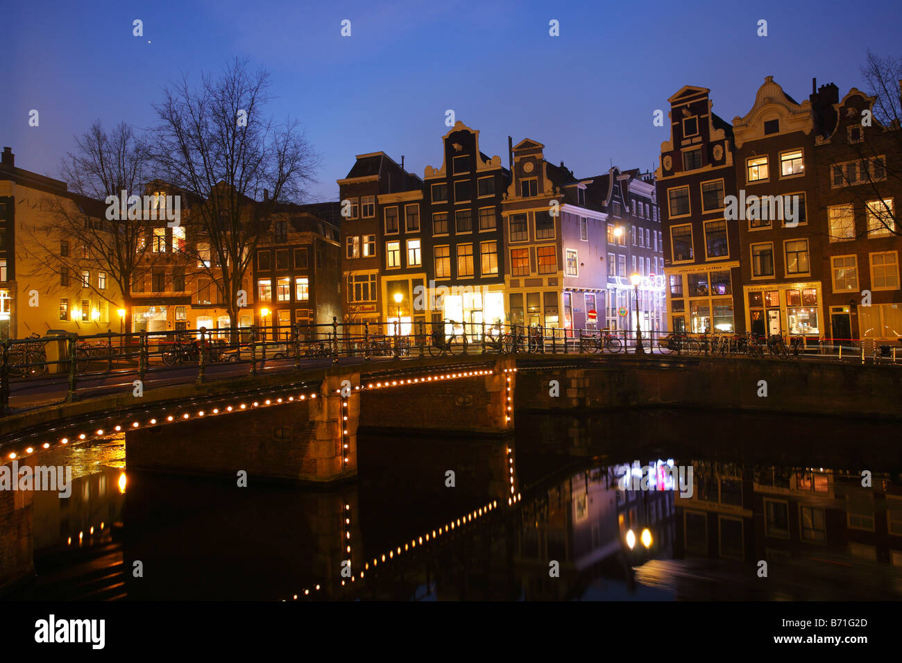 Amsterdam night canal bridge hi-res stock photography and images - Alamy