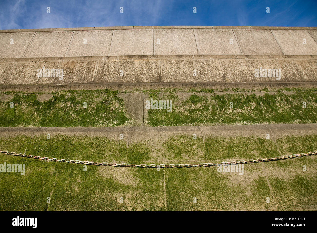 London river thames wall concrete hi-res stock photography and images ...