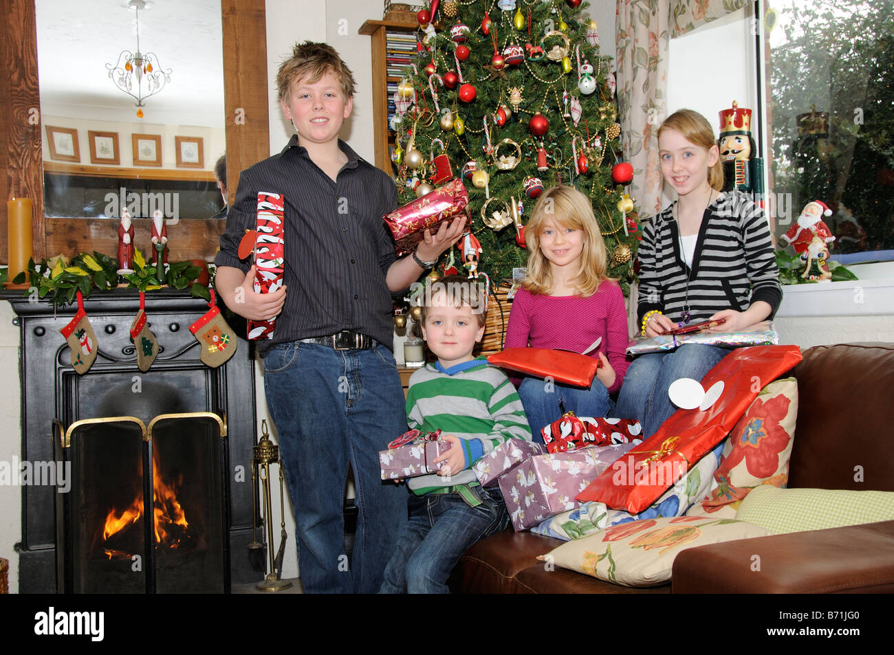 Family around open fire hi-res stock photography and images - Alamy
