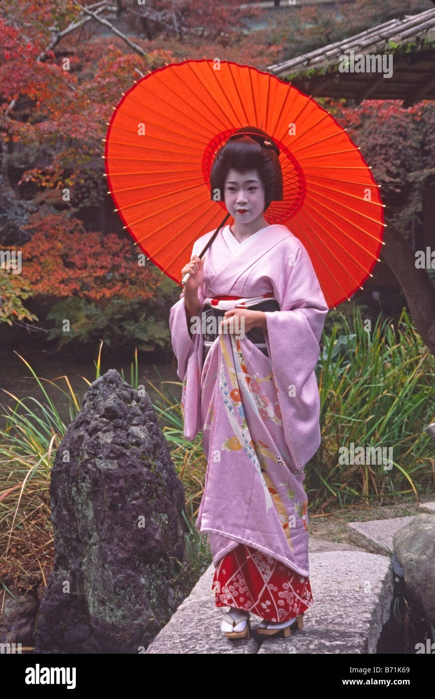 Geisha (geiko) in garden, Kyoto, Japan Stock Photo - Alamy