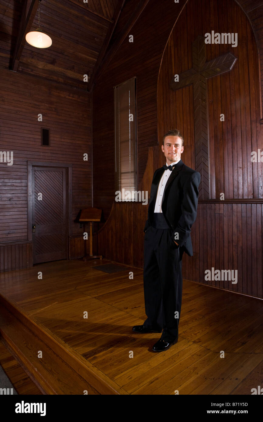 Groom waiting altar hi-res stock photography and images - Alamy
