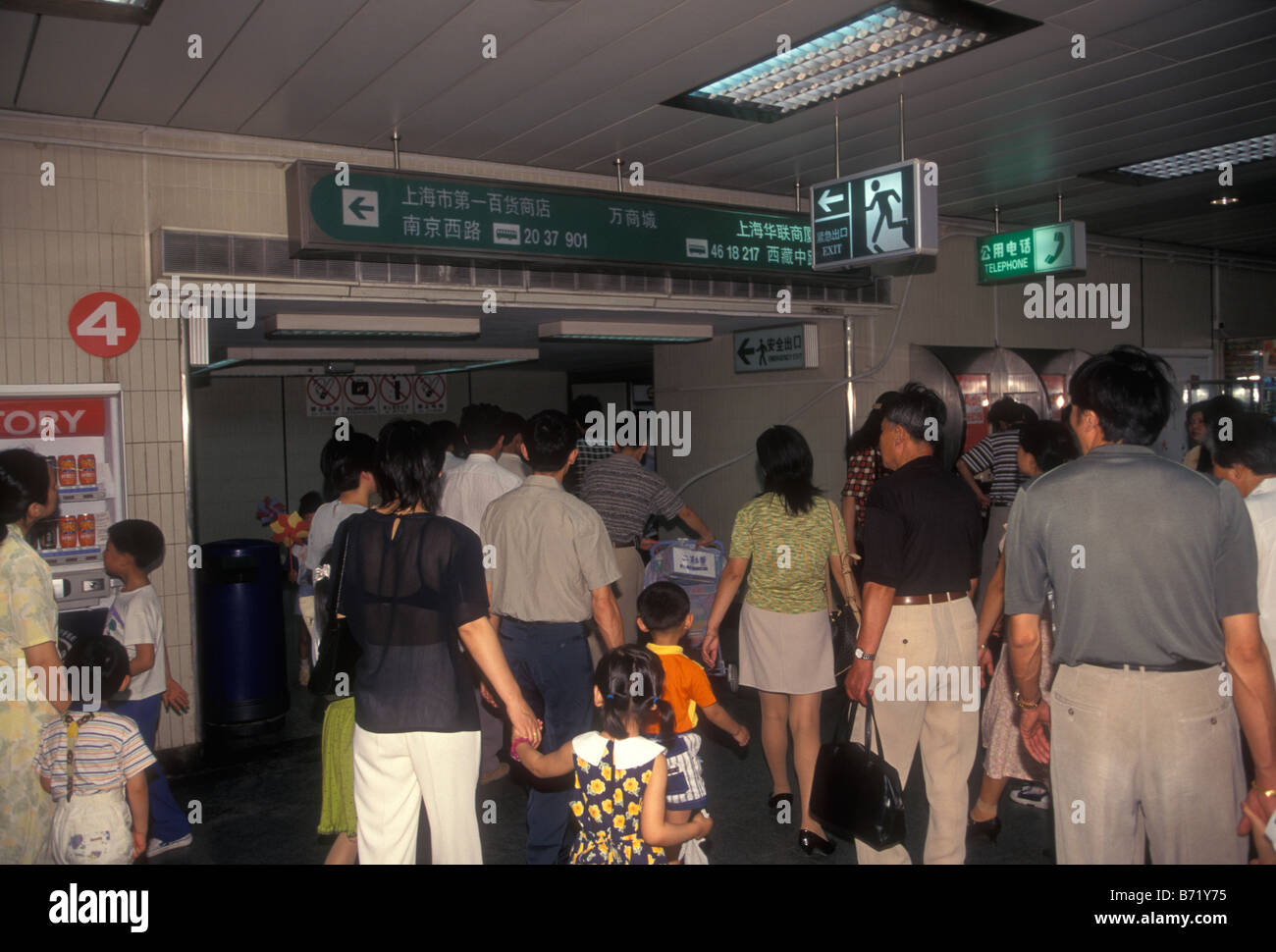 Chinese people, commuters, travelers, Youngor subway station, railway ...
