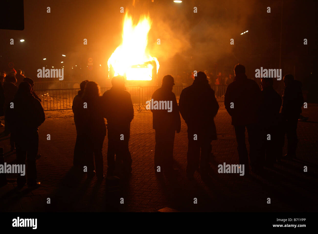 Night fire crowd flame bonfire people heat Stock Photo - Alamy