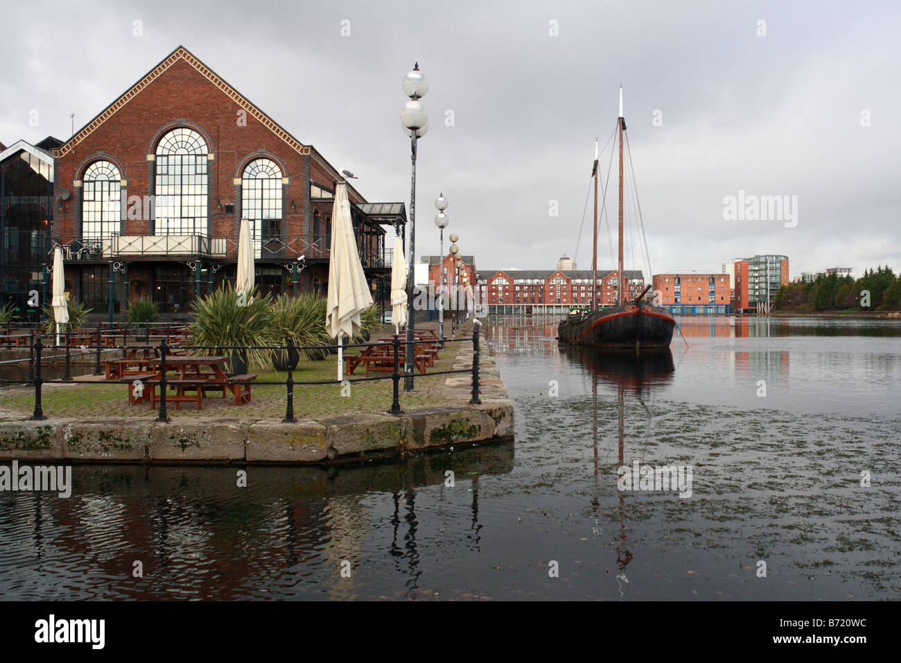 The Wharf pub and old sailing barge on Bute East Dock cardiff Stock ...