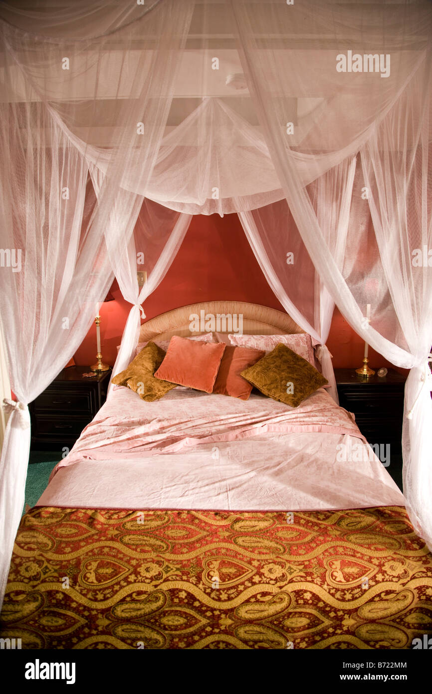 Empty canopy bed Stock Photo - Alamy