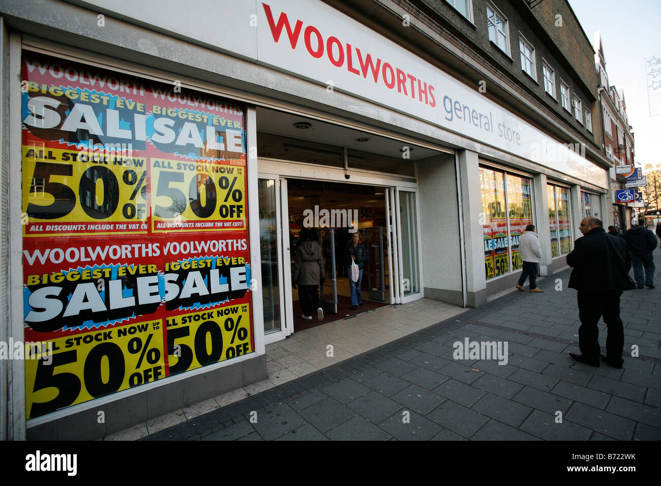Woolworths on Streatham High Road, weeks before closing Stock Photo - Alamy
