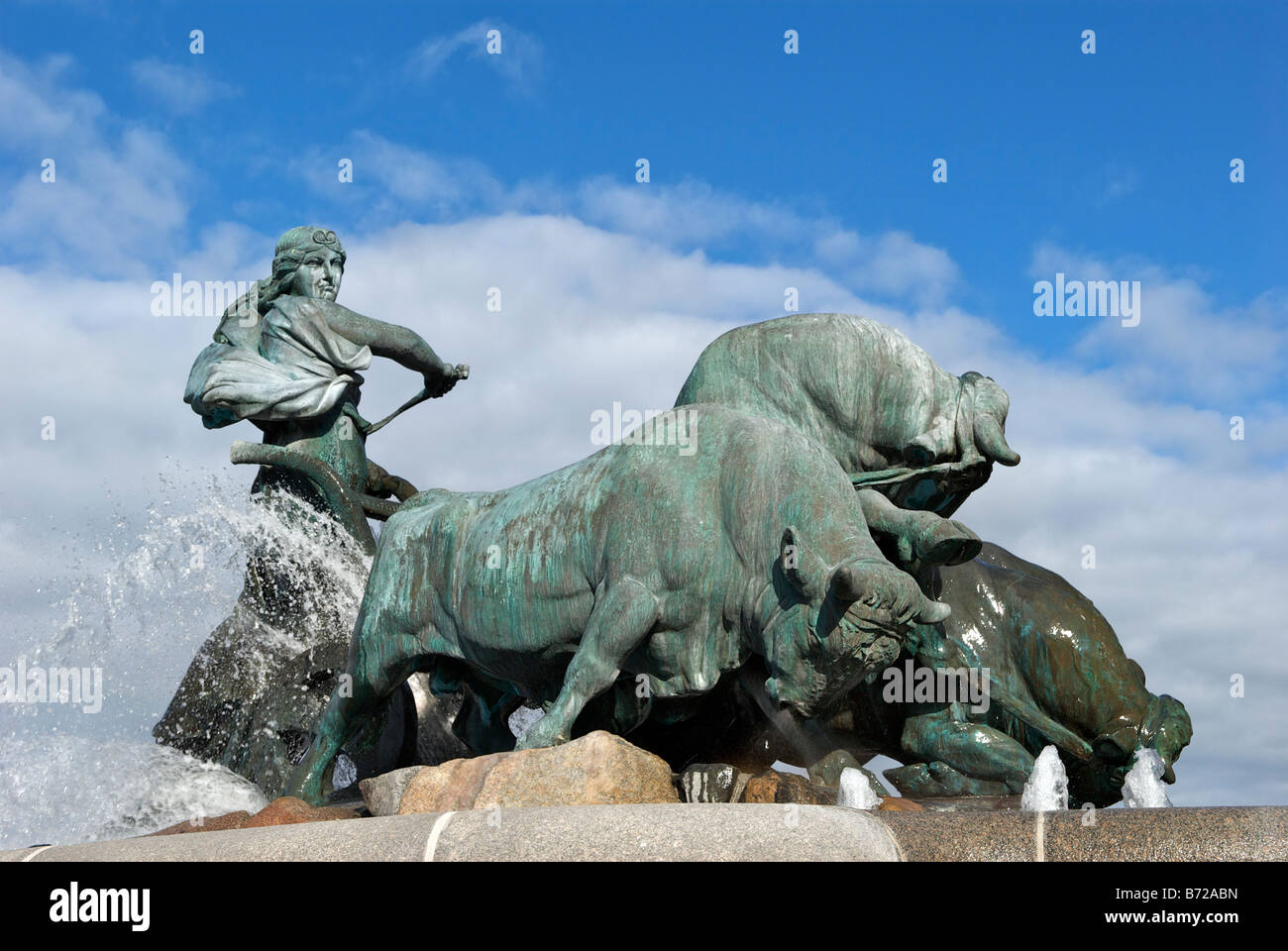Modern sculpture with water feature hi-res stock photography and images ...