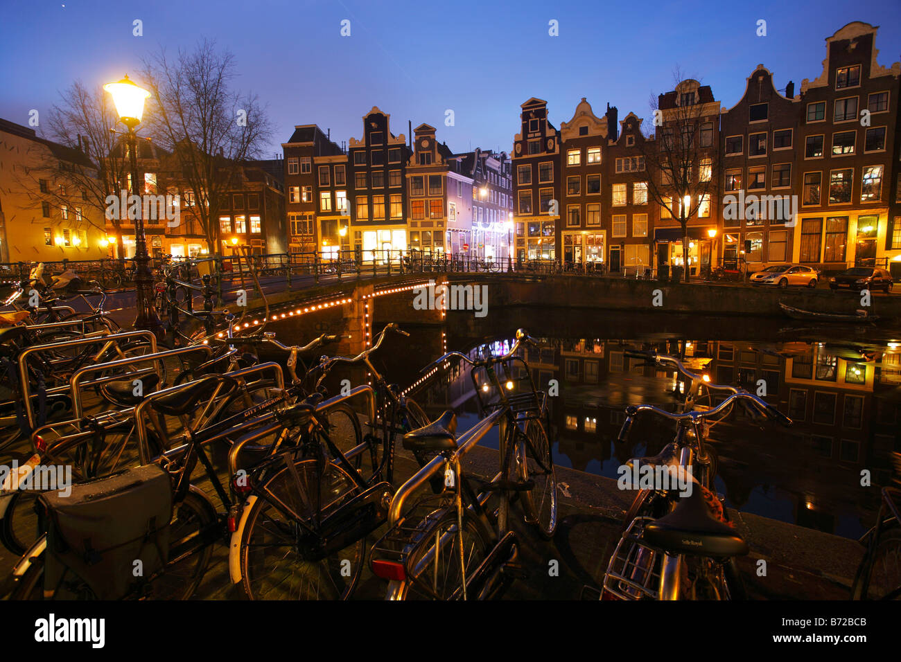 Amsterdam at night hi-res stock photography and images - Alamy