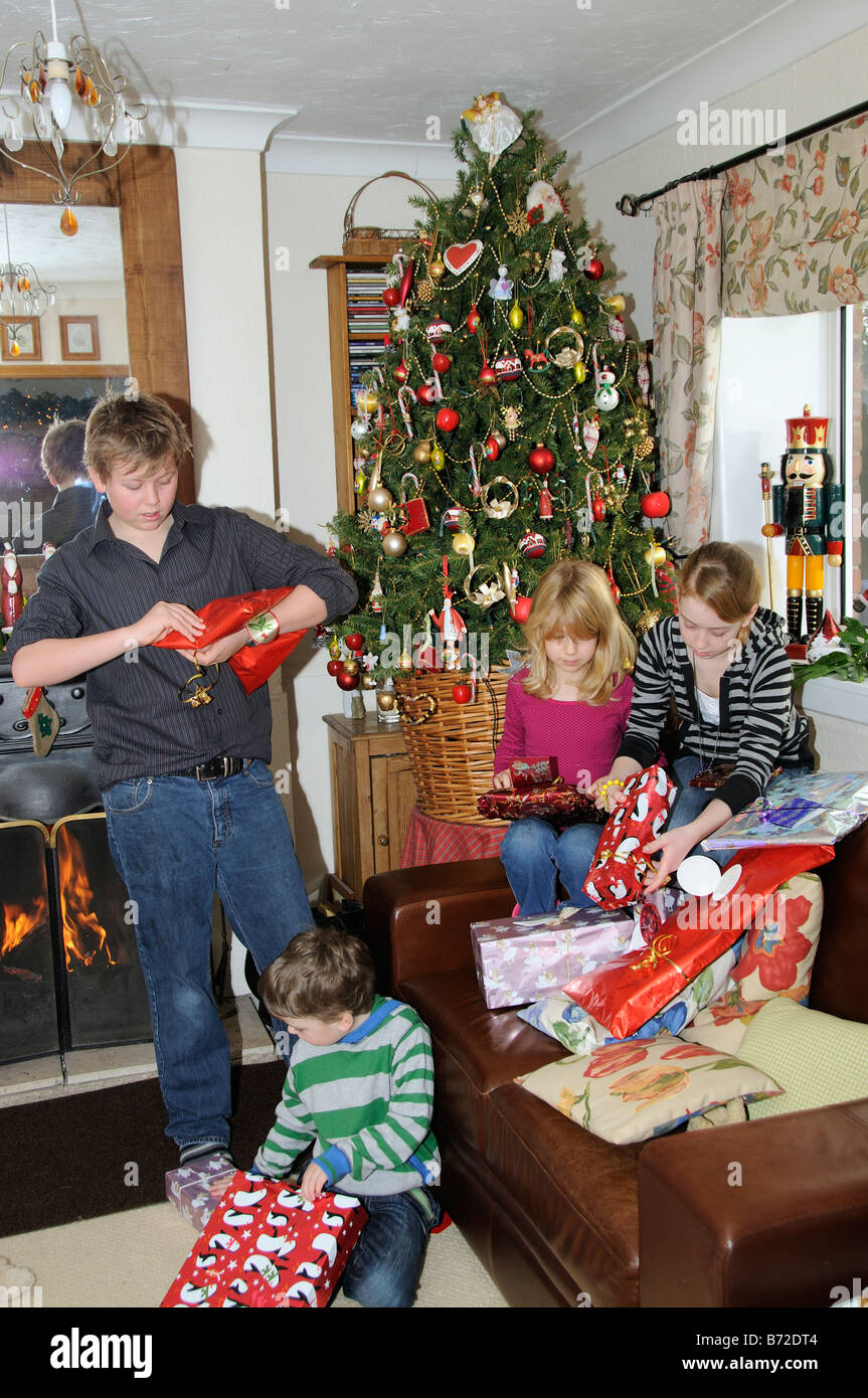 Family around open fire hi-res stock photography and images - Alamy