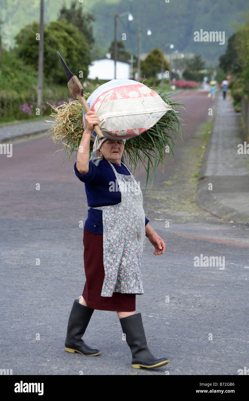 Peasant carrying a sack hi-res stock photography and images - Alamy