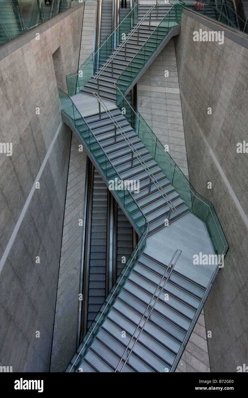 Escalator at the Liverpool One (Liverpool 1) retail shopping ...
