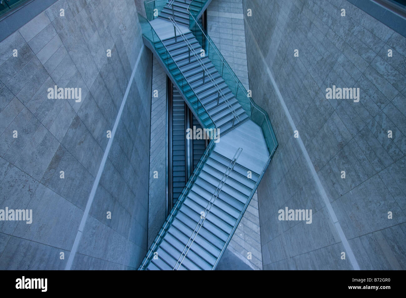 Escalator at the Liverpool One (Liverpool 1) retail shopping ...