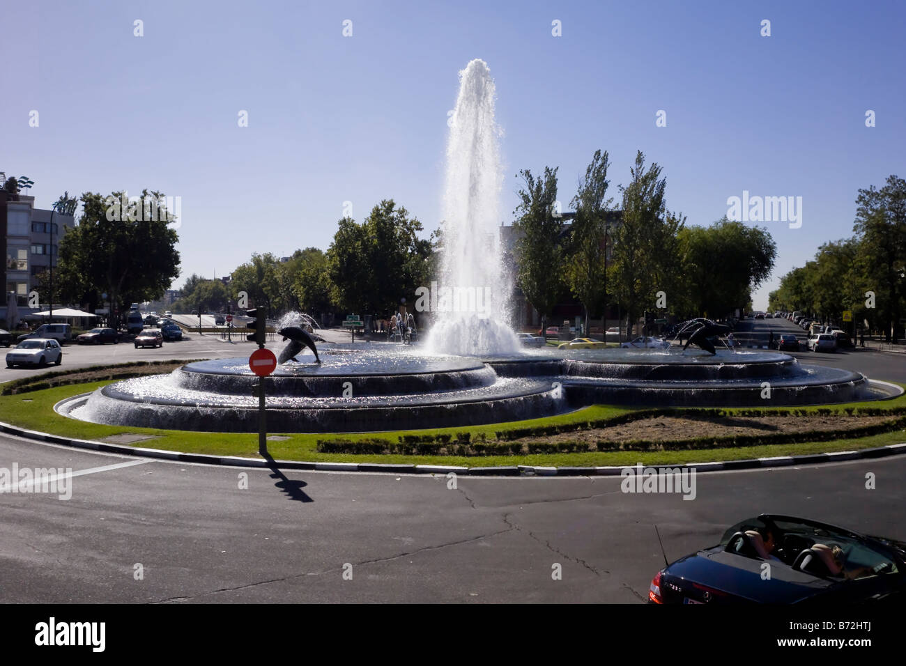 Water fountain at a roundabout in Madrid Stock Photo - Alamy