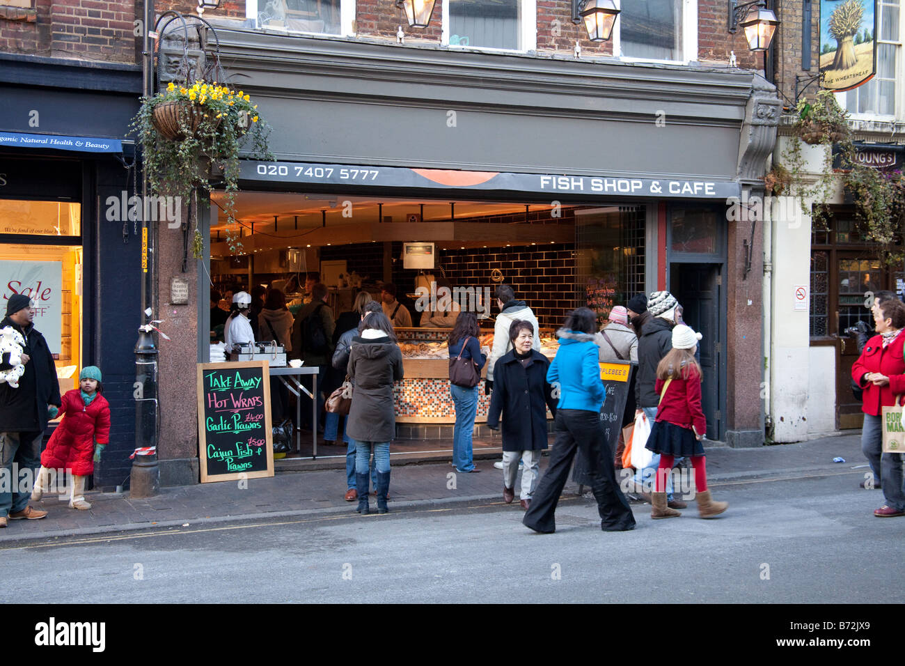 Borough market fishmongers stall hi-res stock photography and images ...