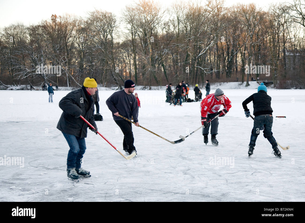 Kids playing ice hockey hi-res stock photography and images - Alamy