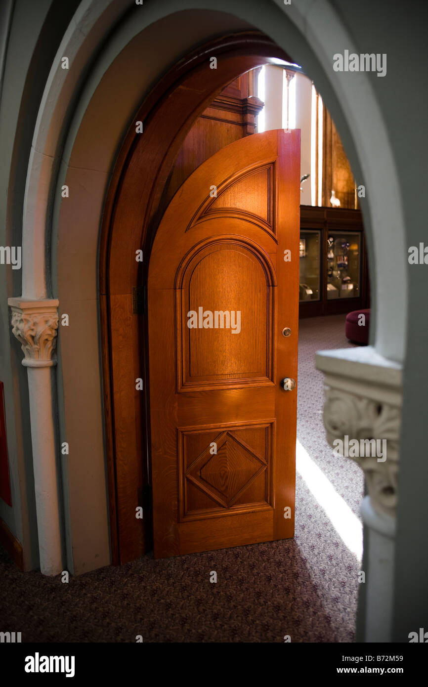 Arch arched wooden door hi-res stock photography and images - Alamy