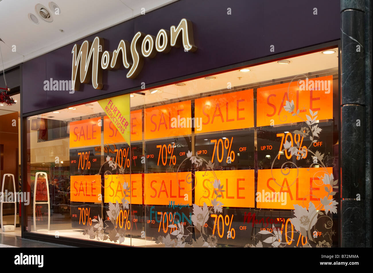 SHOP WINDOW SALE SALES SIGN PRICE REDUCTION SAVE SAVING MONEY CHRISTMAS ...