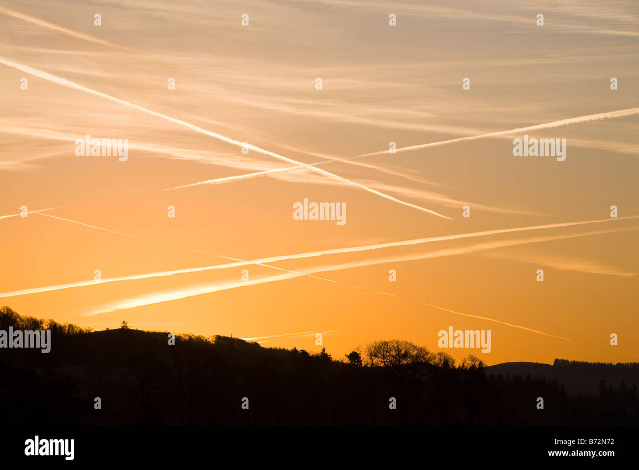Contrail contrails vapour trails hi-res stock photography and images ...