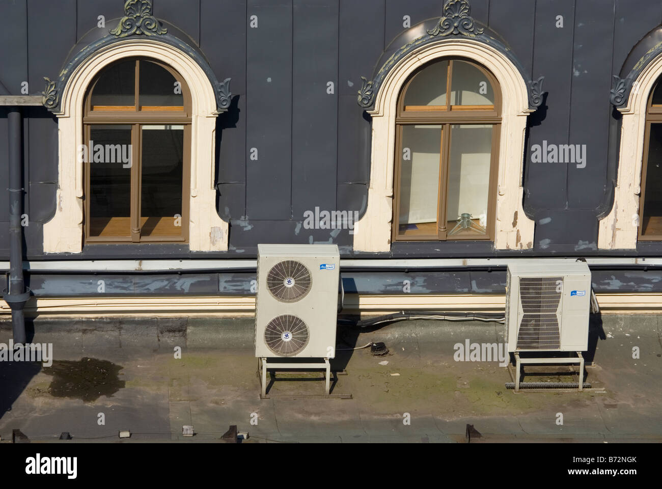 Window air conditioning units hi-res stock photography and images - Alamy