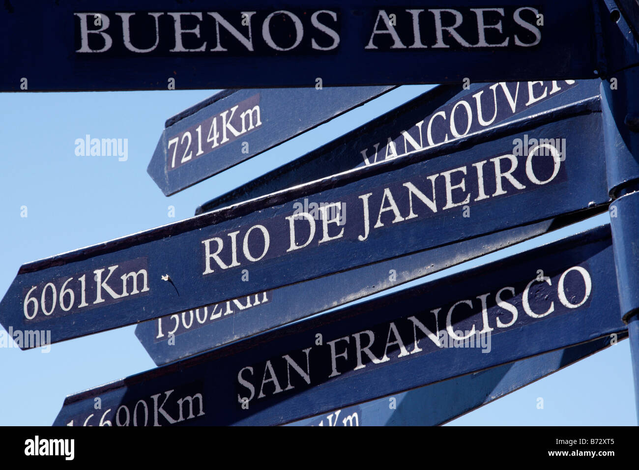 Direction sign post cities world hi-res stock photography and images ...