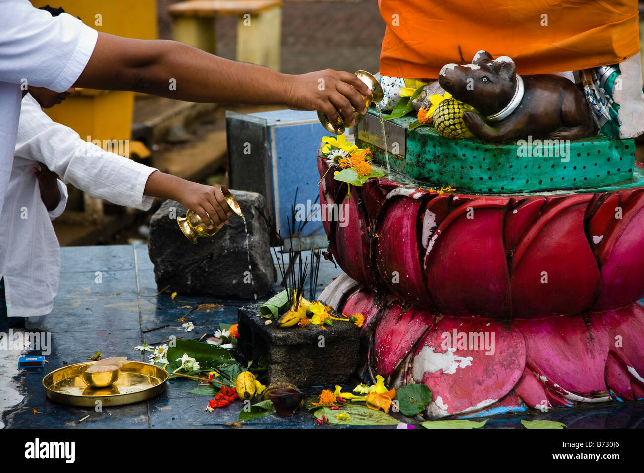 Hindu praying temple hi-res stock photography and images - Alamy