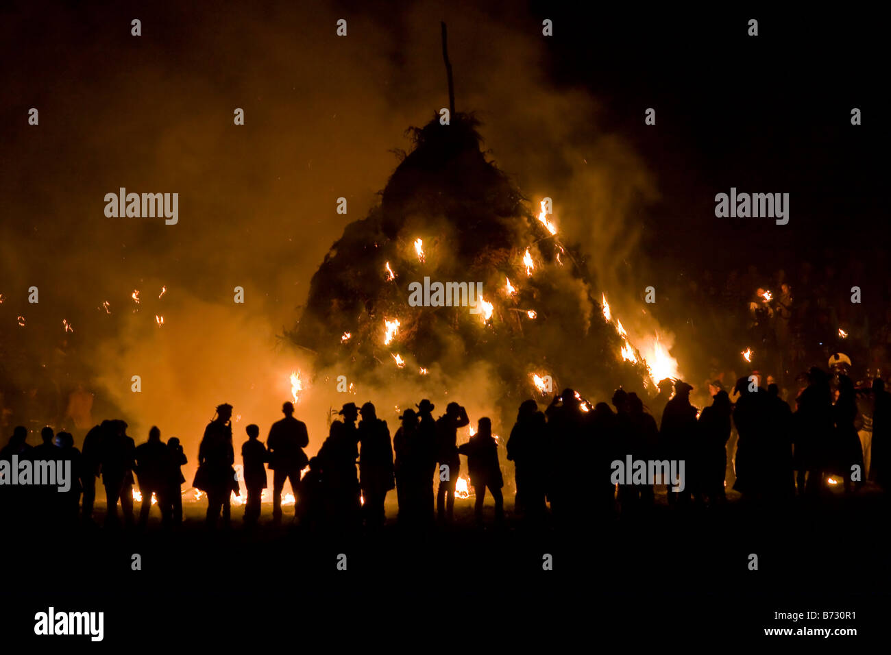 Fire bonfire silhouette hi-res stock photography and images - Alamy