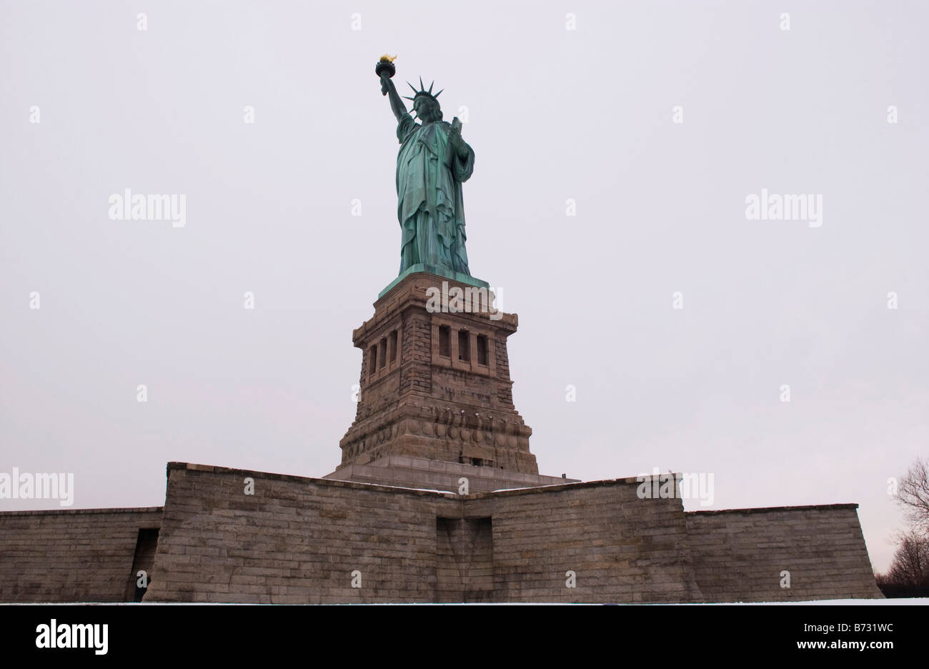 ellis island statue of liberty Stock Photo - Alamy