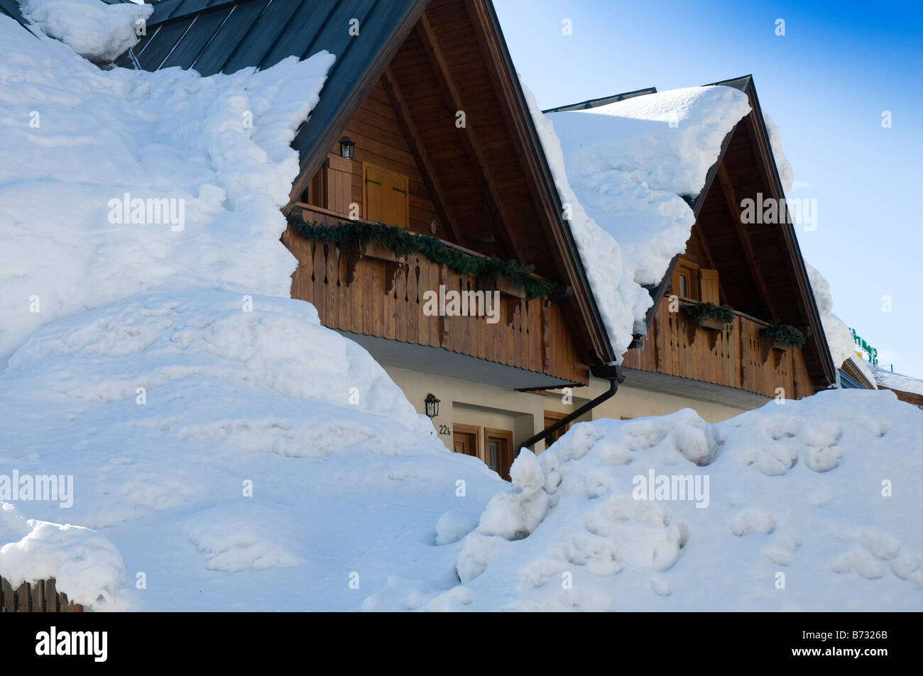 House buried under snow hi-res stock photography and images - Alamy