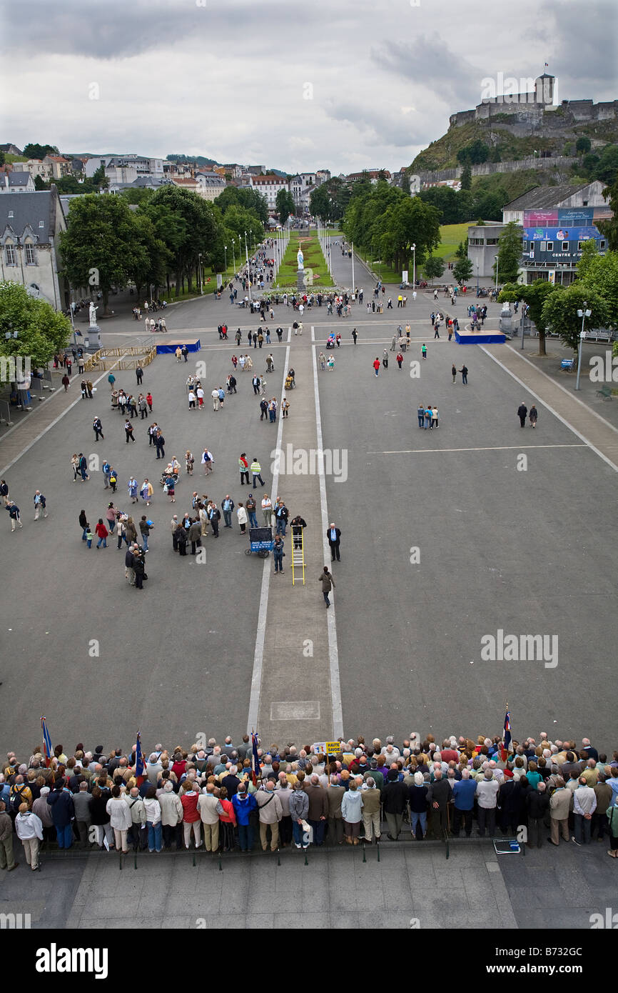 Group of pilgrims posing for photograph, Lourdes, France Stock Photo ...