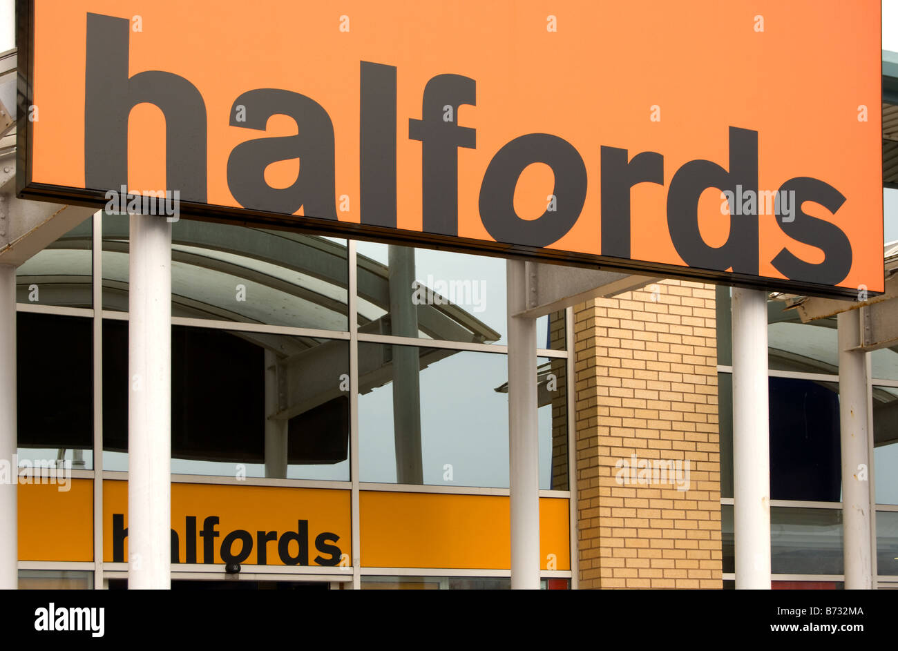 Halfords store hi-res stock photography and images - Alamy