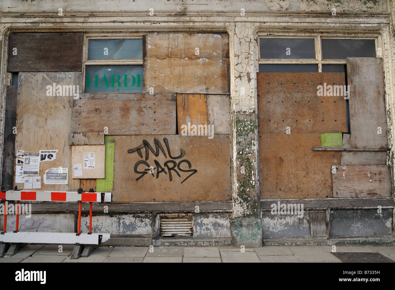 Boarded up shop on Leith Walk Edinburgh Stock Photo - Alamy