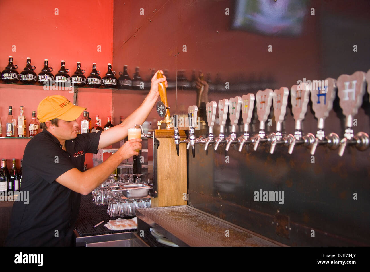 Beer pour hi-res stock photography and images - Alamy