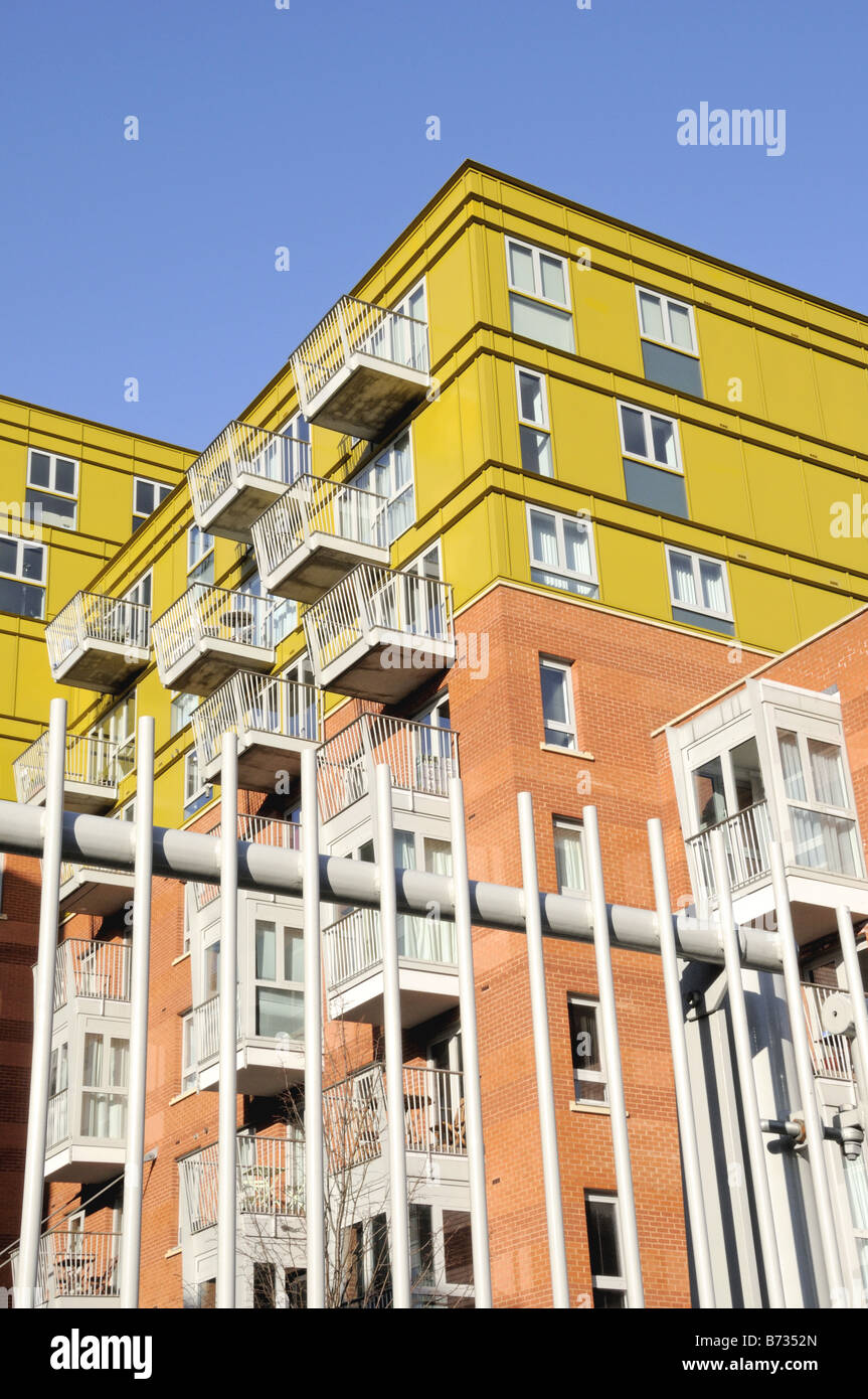 Modern flats uk exterior hi-res stock photography and images - Alamy