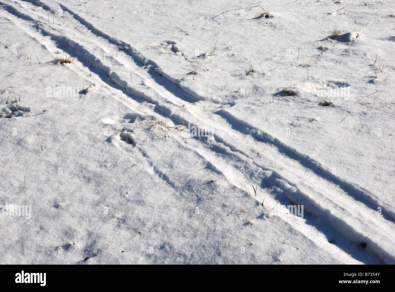 Cross track hi-res stock photography and images - Alamy