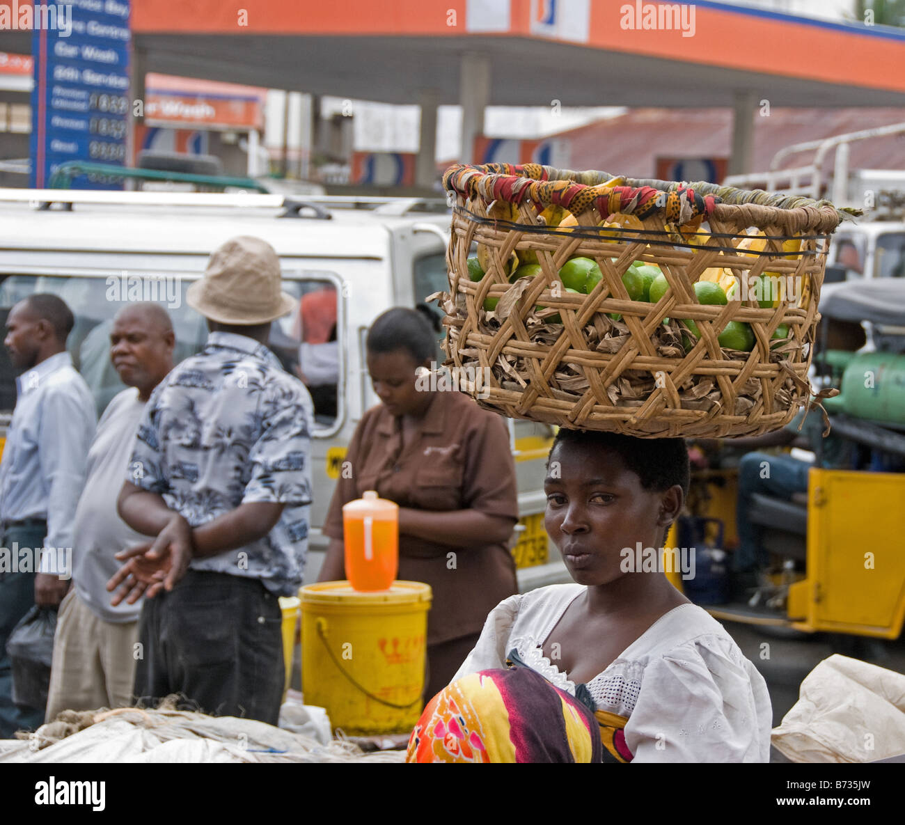 Girl carrying basket on head hi-res stock photography and images - Alamy