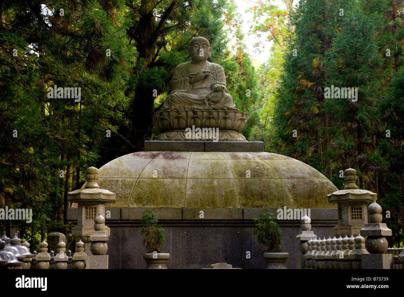Cemetery koyasan buddha hi-res stock photography and images - Alamy