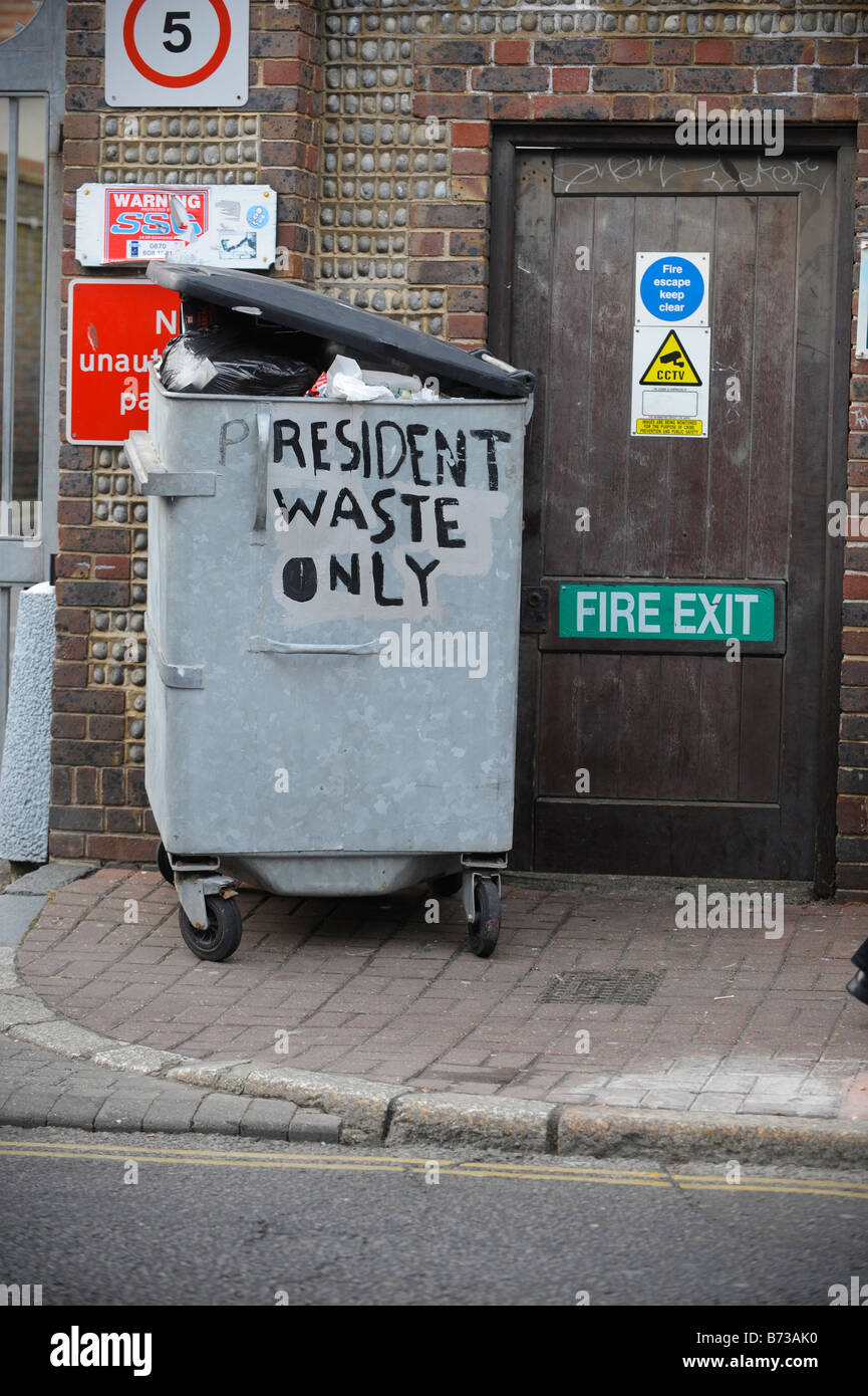 Rubbish bin funny hi-res stock photography and images - Alamy