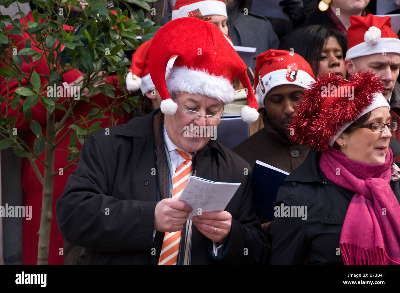 Christmas carol church uk hi-res stock photography and images - Alamy