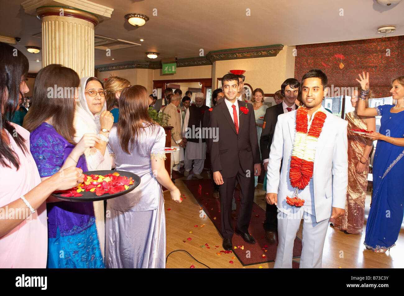 BRITISH ASIAN PAKISTANI MUSLIM FAMILY WEDDING Stock Photo - Alamy
