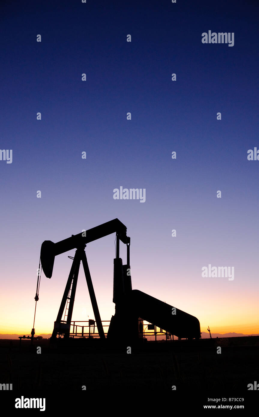 Oil well silhouette hi-res stock photography and images - Alamy