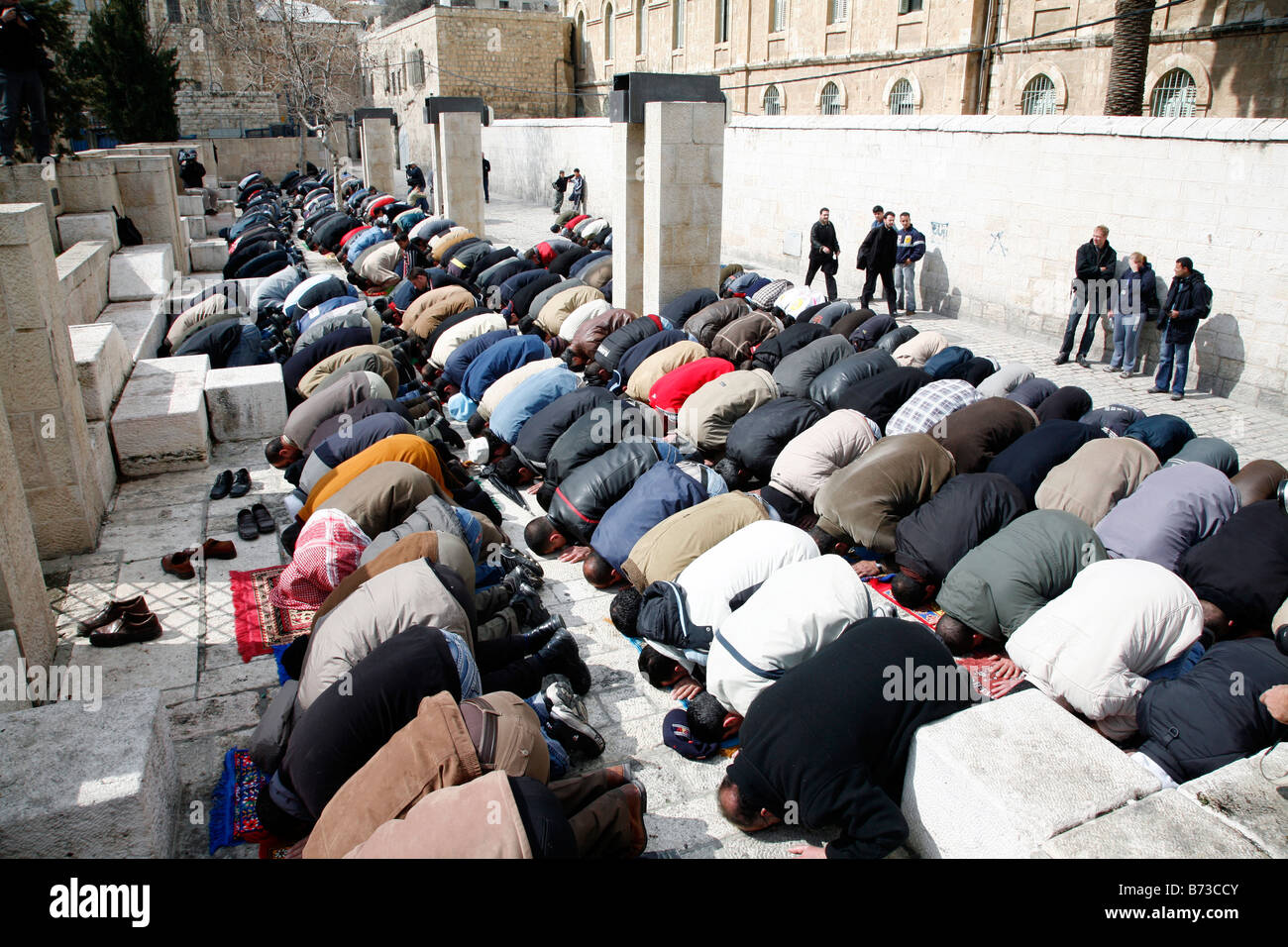 Kneeling muslim men in israel hi-res stock photography and images - Alamy