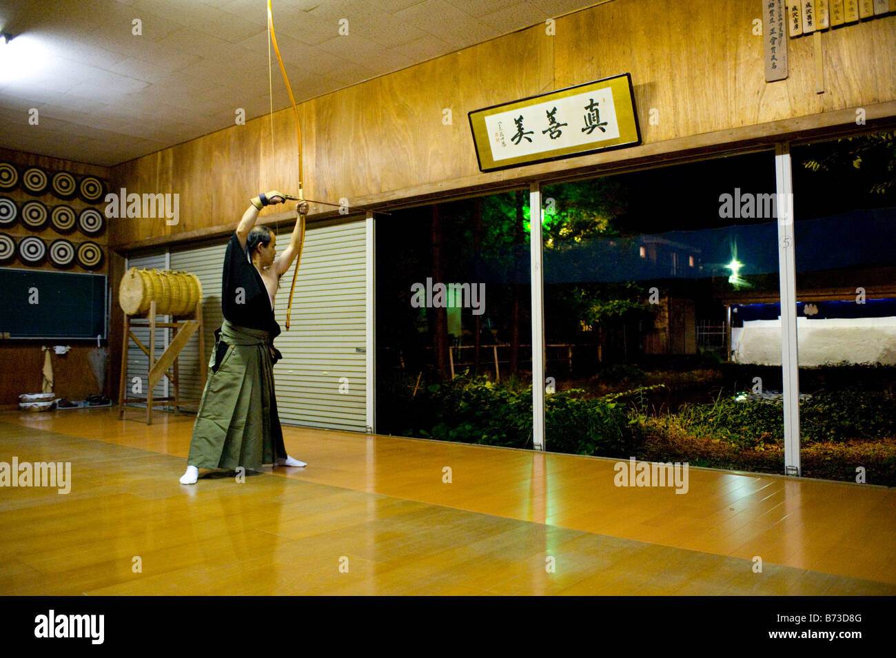 Japan and bow and wood hi-res stock photography and images - Alamy